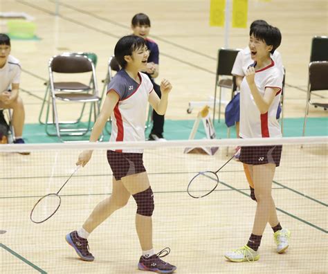 19四国高校選手権第3日／バドミントン 高松商3年ぶり女王 男子は準優勝 【バドミントン女子団体決勝・香川中央―高松商】第1ダブルス