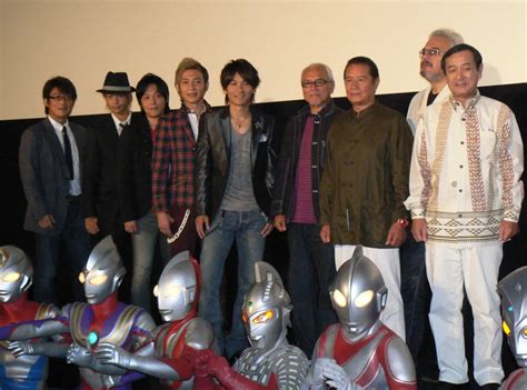 2008年9月、映画「大決戦！超ウルトラ8兄弟」の初日舞台あいさつに出席した（左から）五十嵐隼士、吉岡毅志、つるの剛士、長野博、黒部進、森次晃嗣、団時朗さん、高峰圭二 スポニチ