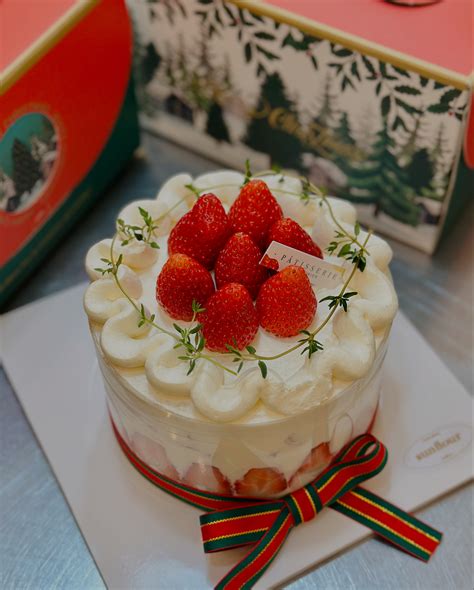 썬플라워베이크샵디저트카페•구움과자•스콘•케이크•답례품 썬플라워베이크샵 오픈했습니다 오늘의 제품 사진은 조각홀케이크입니다 🍰 크리스마스를 앞두고 있어서 조각케이크