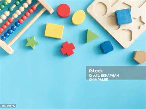 블루 테이블 배경에 스태킹 장난감과 개념을 배우는 아이 개념에 대한 스톡 사진 및 기타 이미지 개념 건설 산업 교육 Istock