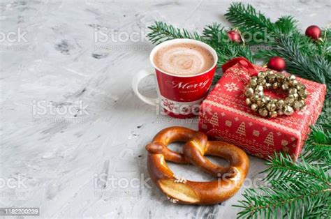 크리스마스 선물 상자 장식 자연 장식 새해 파티 개념 빈티지 징글 벨 화환 전나무 나무 분기 회색 배경 12월에 대한 스톡 사진 및 기타 이미지 Istock