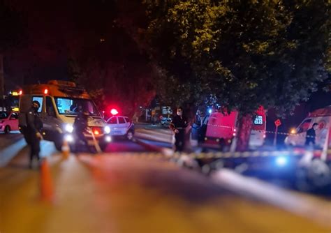 Casal morre e mulher fica ferida ao baterem moto em árvore