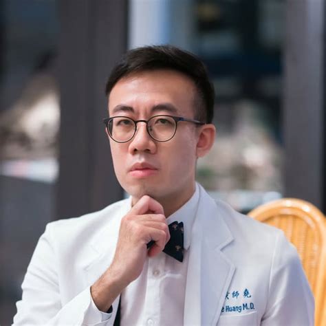 敲碗敲碗的來了 唸一推文字還不如看圖 黃醫師的手指食物圖鑑 6 8個月 雞腿 肋排 練習啃一啃 大塊的肉類當玩具玩 有沒有牙齒無關喔