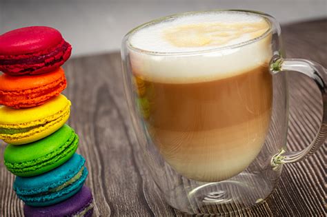 Lgbt 무지개 깃발 색상의 여러 가지 빛깔의 마카롱과 투명한 카푸치노 머그잔 자유와 사랑의 개념 로맨스와 과자 0명에 대한