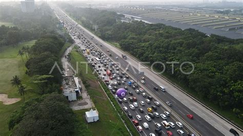 CONTRAFLOW DI TOL JAKARTA CIKAMPEK ANTARA Foto