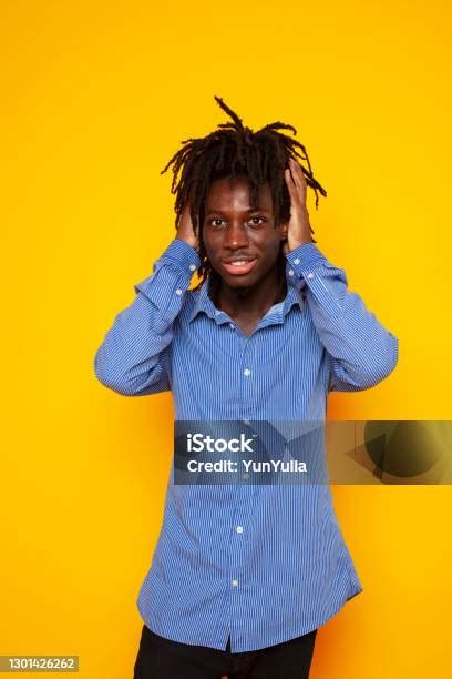 젊은 잘 생긴 아프리카 계 미국인 남자 학생 포즈 명랑 하 고 노란색 배경에 몸짓 라이프 스타일 사람들 개념 개념에 대한 스톡 사진 및 기타 이미지 Istock