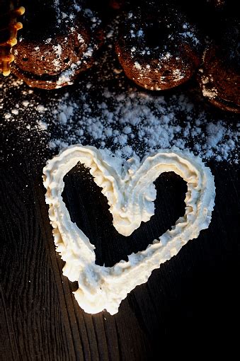 무성 한 신선한 초콜릿 머핀 가루 설탕 어두운 나무에 대 한 위치와 함께 뿌 렸 다 크림 스케치 마음을 채찍 질 스튜디오 0명에 대한 스톡 사진 및 기타 이미지 Istock