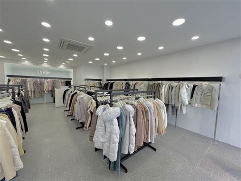 리스트 List 브랜드리뷰 0건 브랜드평점 4 6점 채용 15건 브랜드북 룩북