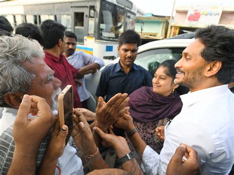 పులివెందులలో జననేత పలకరిస్తూ యోగక్షేమాలు తెలుసుకుంటూ ఫొటోలు Ys