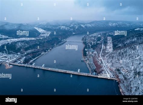 Vue De Dessus De Lantenne Barrage Hydroélectrique Décharge Deau Par
