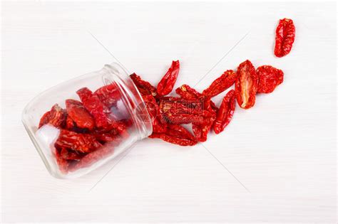 漂白木桌上晒干的西红柿高清图片下载 正版图片502821192 摄图网