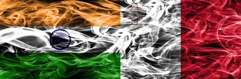 La India Contra Las Banderas Del Humo De Malta Colocadas De Lado A Lado