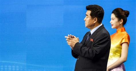 역도 여자 55kg급 시상자로 나선 북한 김일국 체육상