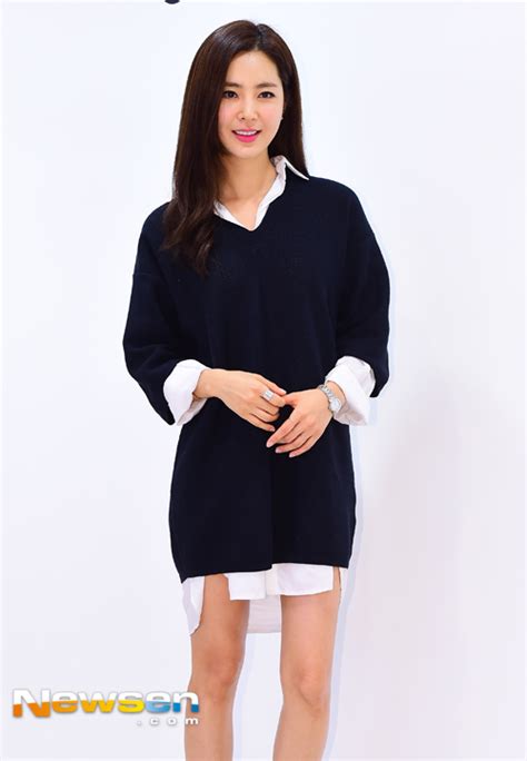 포토엔 한채아 상의만 입은 듯한 난감한 패션에 깜짝