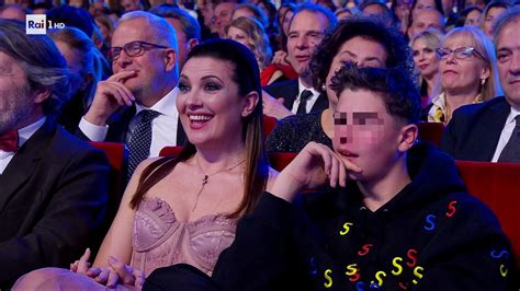 Amadeus bacia sulla bocca Rocìo Munoz Morales a Sanremo la reazione
