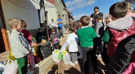 Fëmijët E Kopshtit Ndihmojnë Familjen E Rikthyer Nga Emigracioni