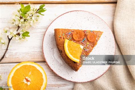오렌지 케이크와 흰색 나무 배경과 린넨 직물에 커피 한 잔 상단 보기 평평한 평지 클로즈업 0명에 대한 스톡 사진 및 기타 이미지 Istock