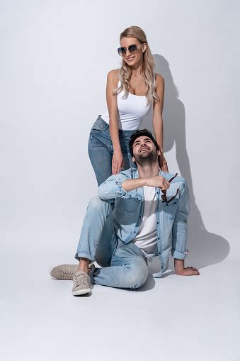 모던 한 데님 스타일 회색 배경에 서있는 동안 아름다운 젊은 커플 본딩의 전체 길이 2명에 대한 스톡 사진 및 기타 이미지 2명 긍정적인 감정 표현 남자 Istock