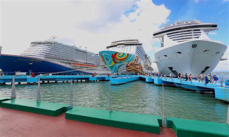 Tres Cruceros Aparcan En Muelles De Viejo San Juan