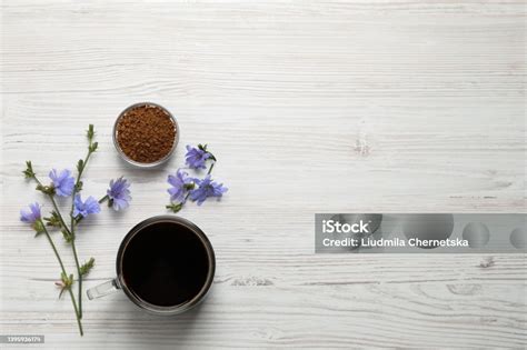 하얀 나무 테이블에 맛있는 치커리 음료 과립 및 꽃의 유리 컵 평평하게 누워 있습니다 텍스트를 위한 공간 0명에 대한 스톡 사진 및 기타 이미지 Istock