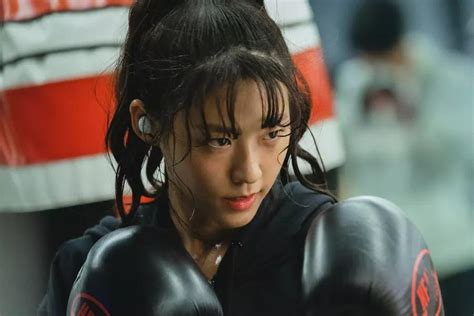 Seolhyun De Aoa Es Una Joven Oficial De Policía Con Pasión Ardiente En