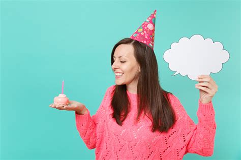 생일 모자에 촛불 케이크를 찾고 웃는 여자 빈 빈을 말한다 구름 홍보 콘텐츠에 대 한 연설 거품 파란색 배경에 고립 사람들