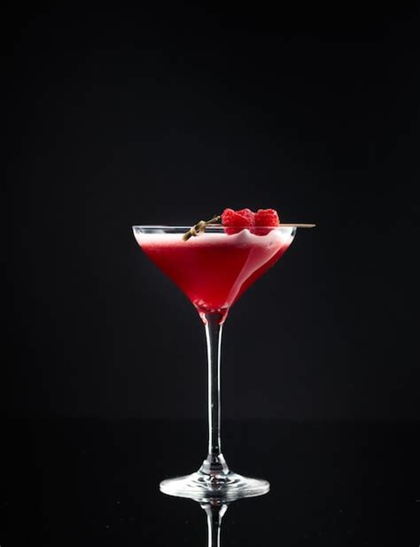 Premium Photo Cocktail In A Glass On A Black Background