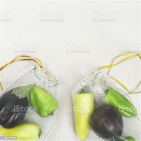 종이 배경에 재사용 가능한 에코 백에 녹색 피망과 가지 식품 저장을위한 투명 섬유에서 가방에 신선한 야채 플라스틱 무료 개념