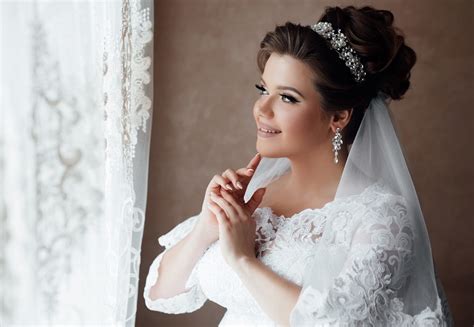 18 Show Stopping Wedding Hairstyles For Plus Size Brides