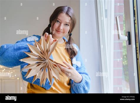 Niña Sosteniendo Estrella De Papel Fotografías E Imágenes De Alta