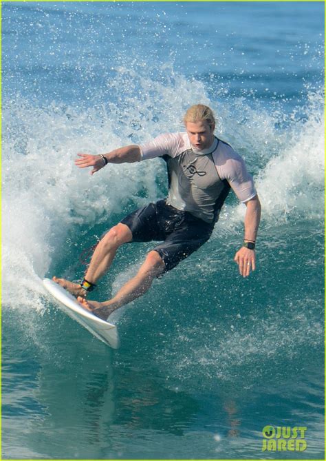 Photo Chris Liam Hemsworth Shirtless Surfing Duo 26 Photo 2799403