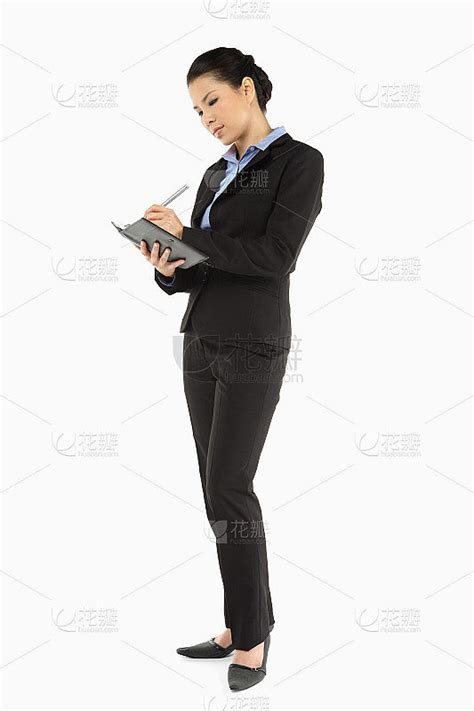 中年女商人在记事本上写笔记