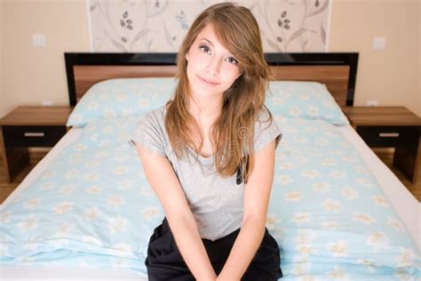 Ragazza Sola Che Si Siede Sulla Base Immagine Stock Immagine Di
