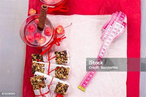 다이어트 해독 애플 계 피 물 고추 및 나무 배경 측정 테이프 Muesli 바 최고의 볼 수 있습니다 플랫이 하다 0명에 대한