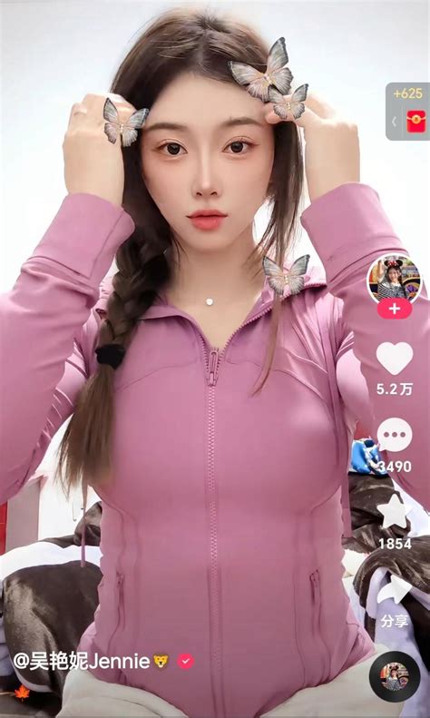 又美又萌！吴艳妮发布新动态，扎马尾辫俏皮比心，网友：神似大明星腾讯新闻