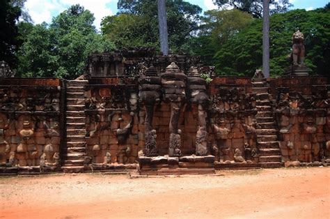 프라삿 따 프롬prasat Ta Prohm의 벽에 조각된 이야기 크메르 제국khmer Empire 또는 캄보디아 사람들을