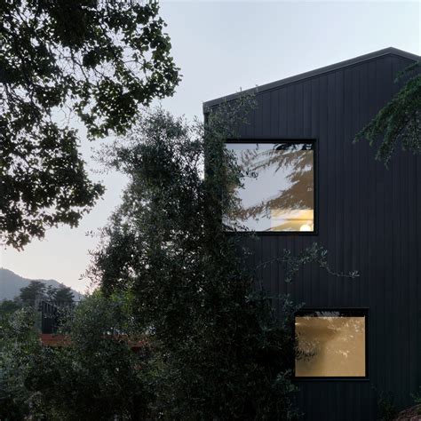 Michael Hennessey Creates Modern Bay Windows For San Francisco Townhouse