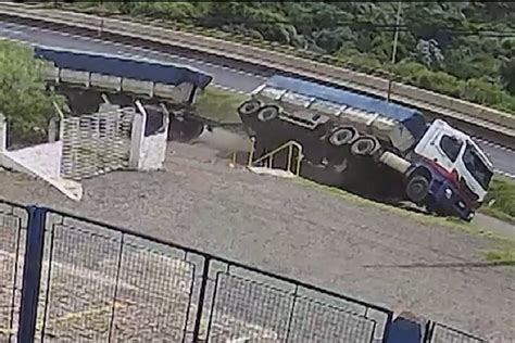 Três pessoas morrem após caminhão tombar em cima de carro