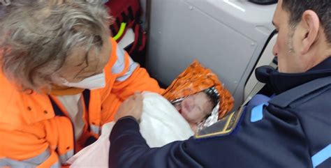 Una mujer da a luz en el arcén de la carretera N 220 en Paterna