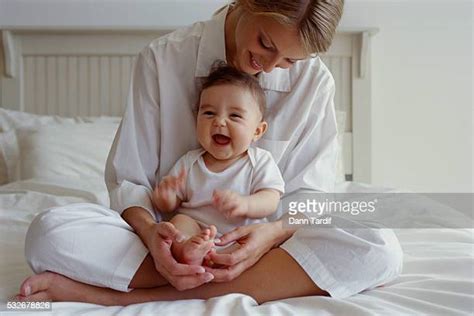 Bed Tickling Fotografias E Filmes Do Acervo Getty Images
