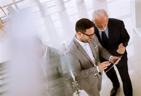 고 사무실에서 디지털 태블릿에 수석 파트너에 게 뭔가 보여주는 젊은 사업가의 보기 위의 경영자에 대한 스톡 사진 및 기타 이미지 경영자 기업 비즈니스 기업가 Istock