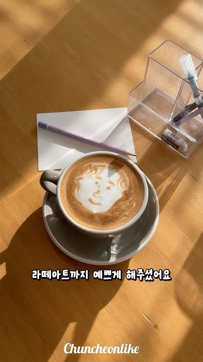 미술을 사랑하는 사람들에게 더욱 특별한 공간🎨 테이블에 놓인 종이와 연필로 각자의 그림 그려보기 ️🧡 ️춘천 바티스트 아트하우스