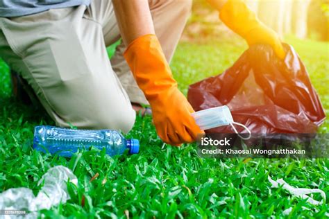 Relawan Mengumpulkan Sampah Botol Sampah Diambil Konsep Sampah Plastik