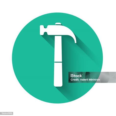 긴 그림자와 고립 된 흰색 망치 아이콘입니다 수리를 위한 도구 녹색 원 버튼을 클릭 합니다 벡터 일러스트 강철에 대한 스톡 벡터 아트 및 기타 이미지 Istock
