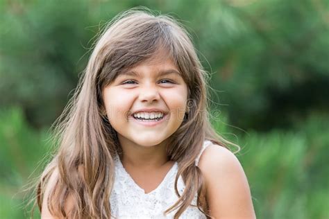 Niña Bronceada De Risa Al Aire Libre Imagen De Archivo Imagen De