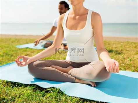 一对夫妇在户外做瑜伽练习的特写高清摄影大图 千库网