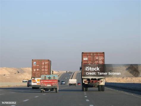 이집트의 고속도로에서 강철 선적 컨테이너가 있는 평판 트럭 대형 차량 선적 및 배달 서비스 개념 트럭 이송 컨테이너 다중차선 고속도로에 대한 스톡 사진 및 기타 이미지