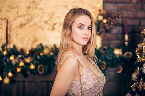 Portrait Dune Femme Blonde Luxueuse En Robe De Soirée Dorée Sur Fond