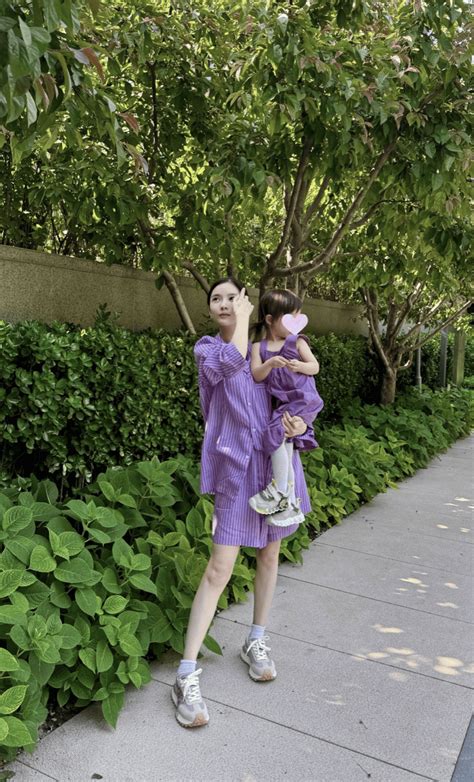 王灿与女儿穿紫色亲子装 脸颊比心浓浓爱意 搜狐大视野 搜狐新闻