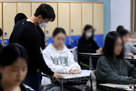 포토 시험 시작 기다리는 수험생들